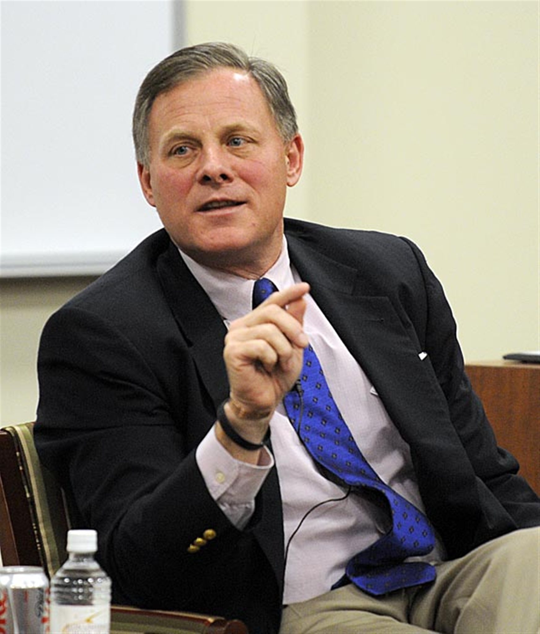 Senator Burr calls on Elon Law students to provide civic leadership ...