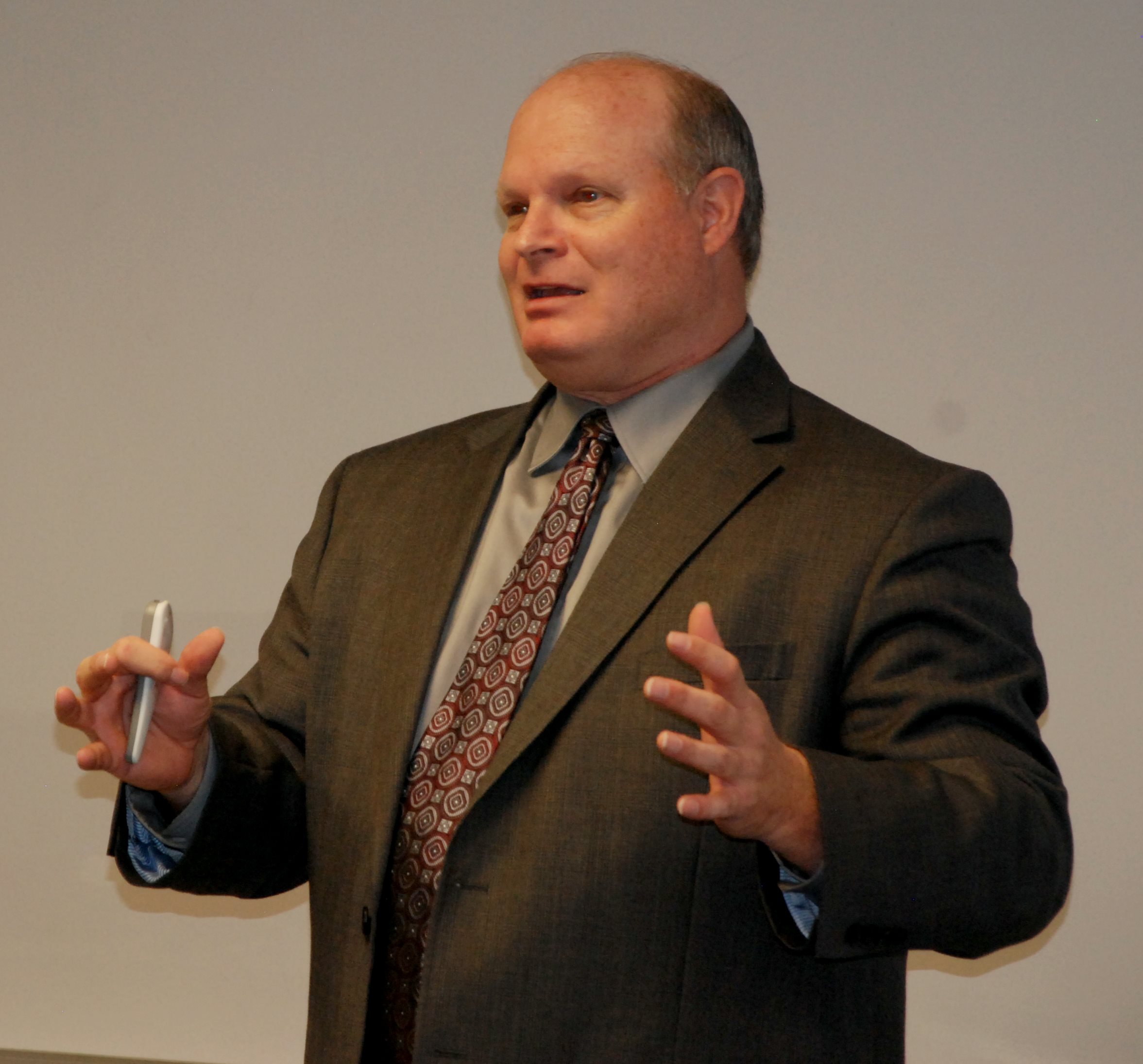 Tim Moore ’78 shares tricks to the sales trade with Elon students ...